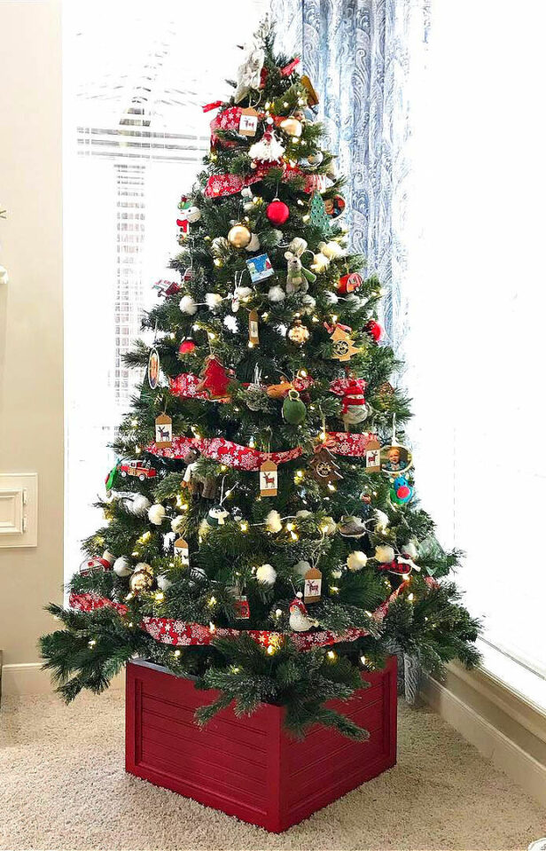 Beautiful DIY Christmas Tree Box Stand Plans (Easy Steps And Video ...