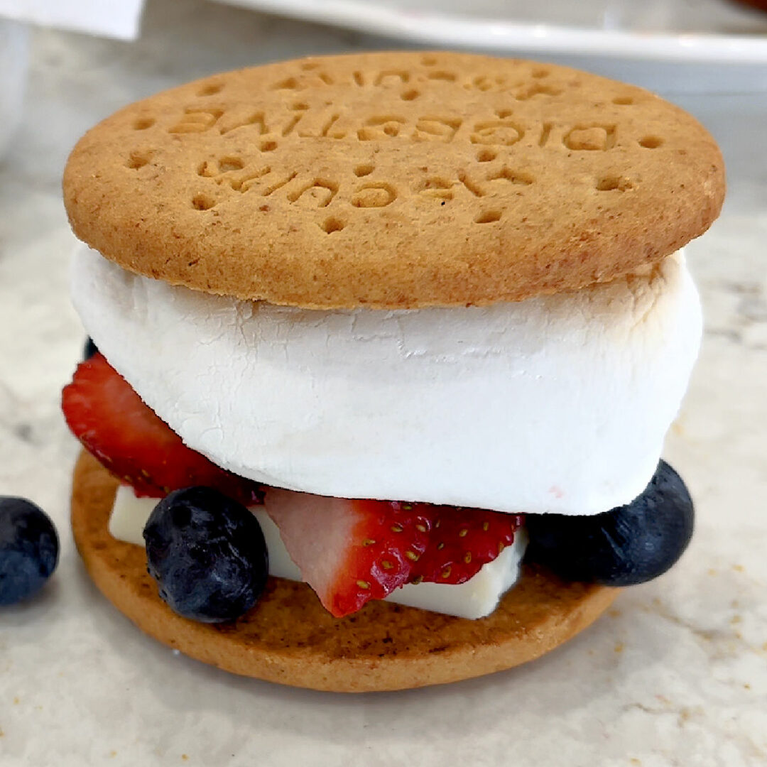 20 Yummy Fruit Smores Ideas I LOVE! (Fresh Berries, Bananas & Pie ...