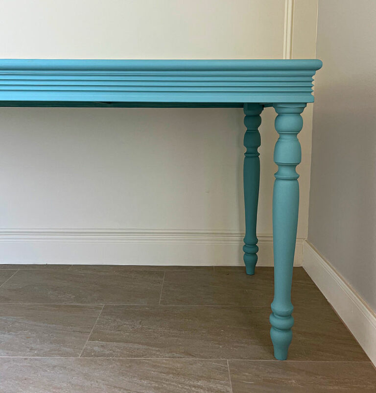 I LOVE this Quick & Easy DIY Writing Desk With Turned Legs (Video ...
